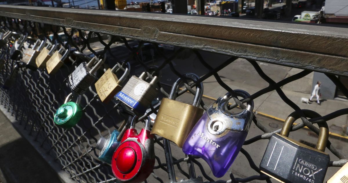 Seattle lovers faithful to the padlock tradition | The Seattle Times