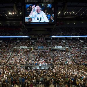 Black Lives Matter protesters shut down Bernie Sanders; later rally ...