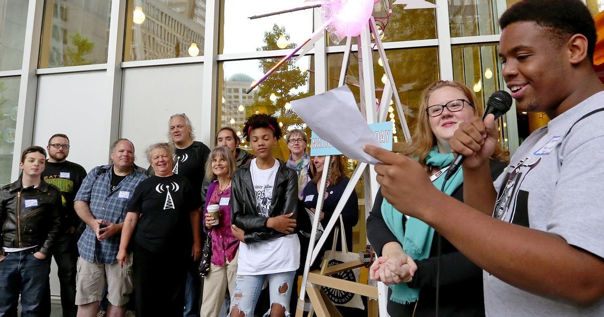 Celebrating new FM stations on National Radio Day | The Seattle Times