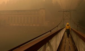 Firefighters holding their own against giant wildfire | The Seattle Times