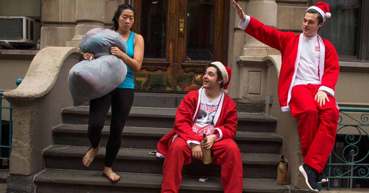 Thousands in costumes revel at festive SantaCon | The Seattle Times