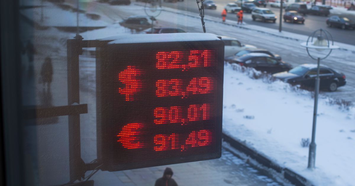 Russian ruble keeps on falling, hits new record low | The Seattle Times