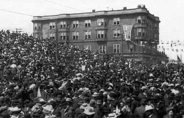 A 1908 Seattle parade to honor military muscle drew an estimated ...