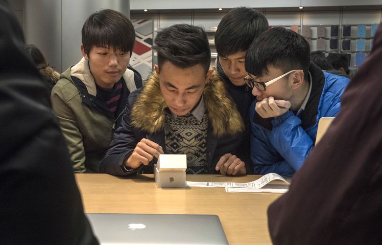 Chinese consumers fall out of love with iPhones | The Seattle Times