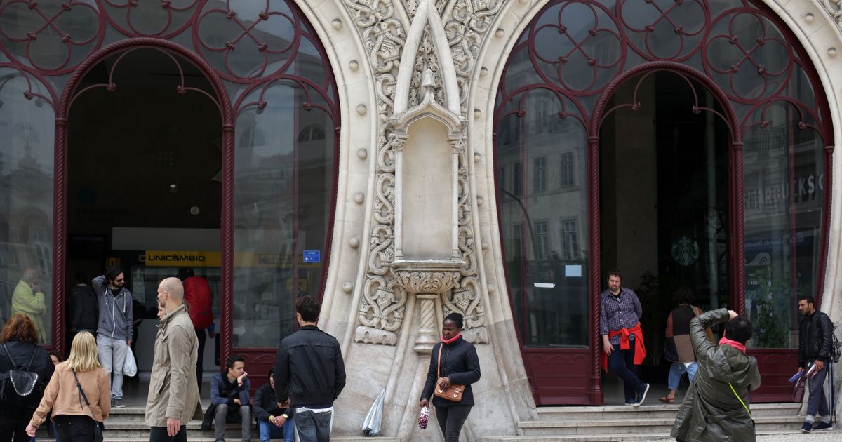 Man climbs 19th-century statue, breaks it into pieces | The Seattle Times