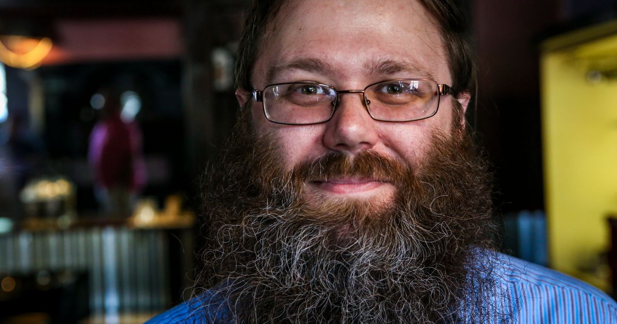 Illinois reporter shaves ‘budget beard’ grown during impasse | The ...