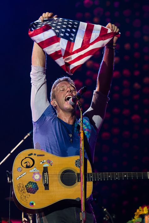 Coldplay kicks off stadium tour with colorful show | The Seattle Times