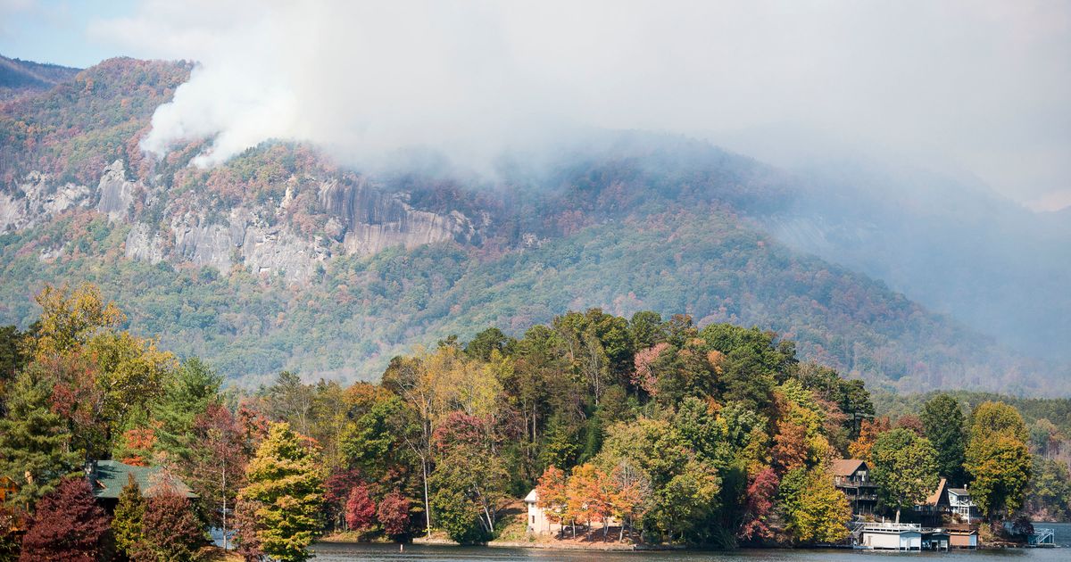 Firefighters from across US battle Appalachian wildfires | The Seattle Times