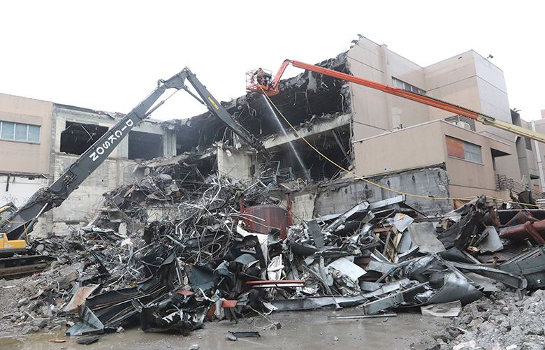 History coming down: Old Seattle Times building tumbling | The Seattle ...