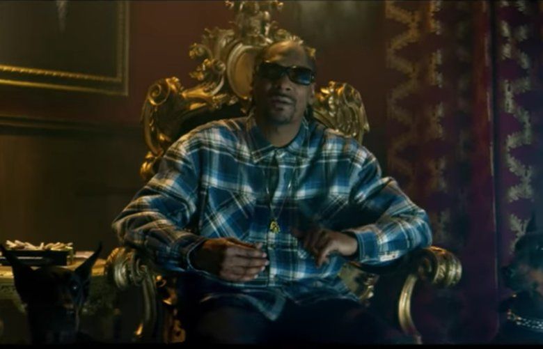 Snoop Dogg points toy gun at a clown dressed as Donald Trump in new ... Snoop Dogg points toy gun at a clown dressed as Donald Trump in new ...