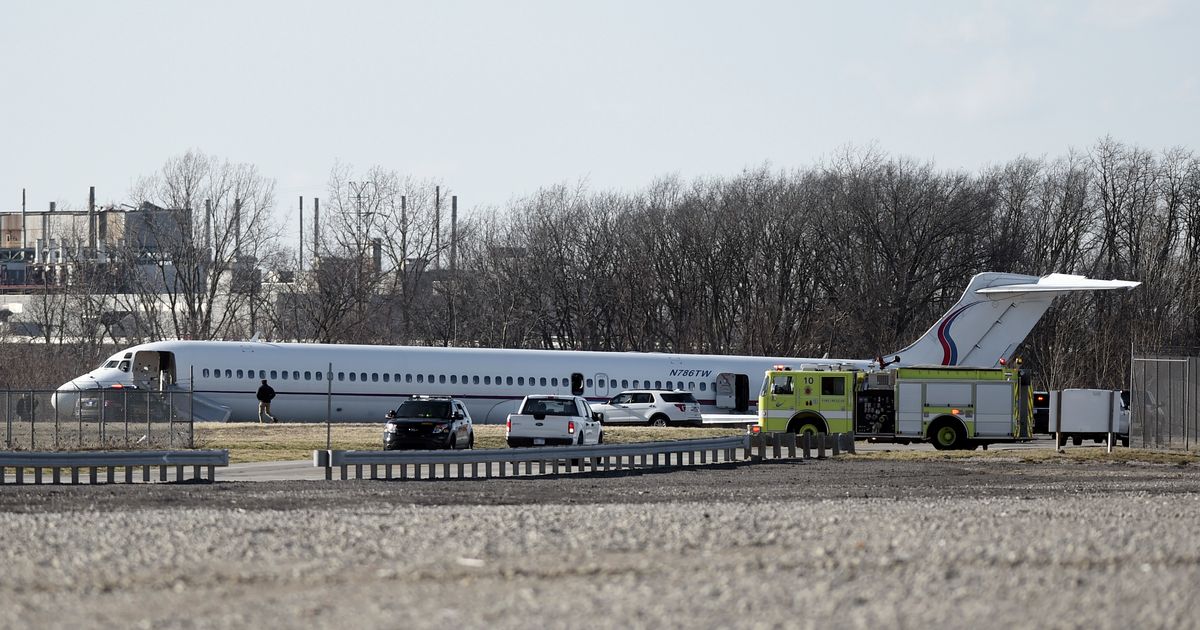 Michigan team plane slides off runway, players safe | The Seattle Times