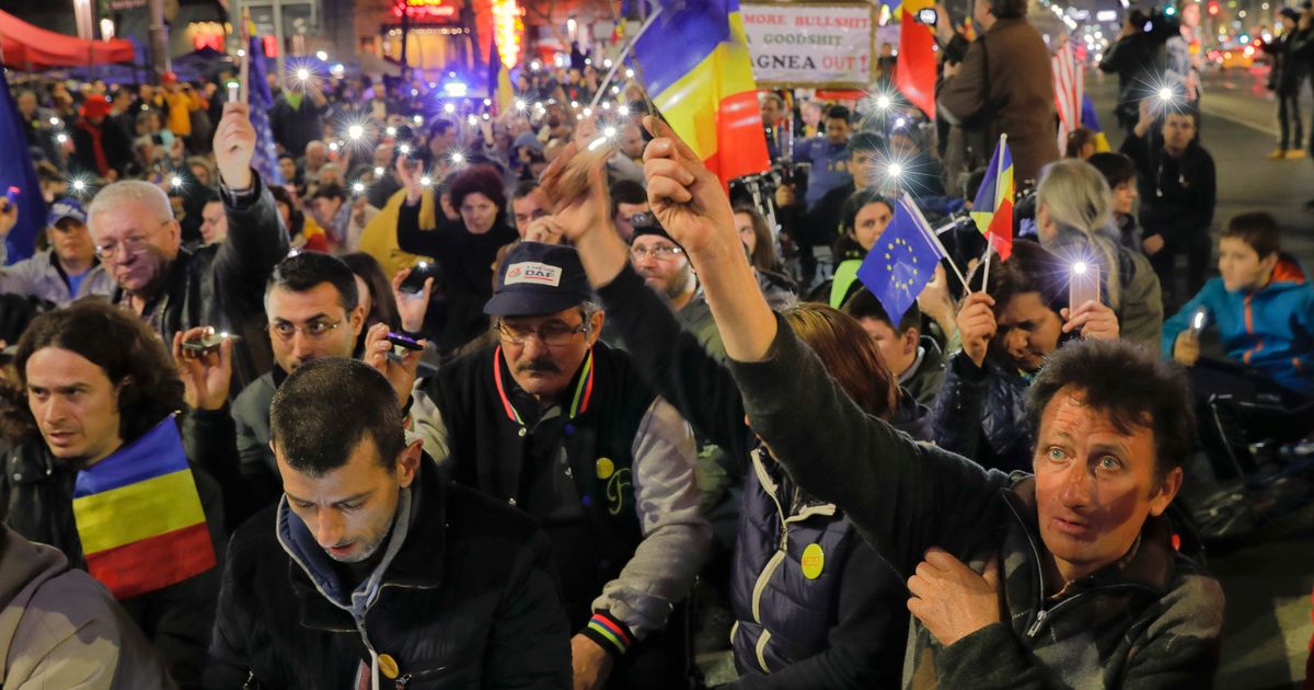 Romanians march to protest persistent govt corruption | The Seattle Times