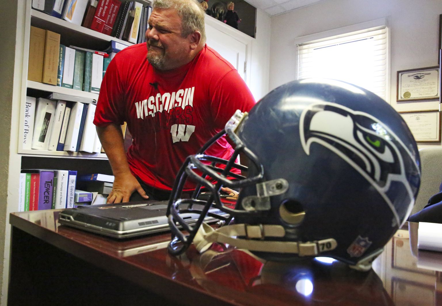 Ex-Seahawk fights team over painkiller handouts that kept him playing ...