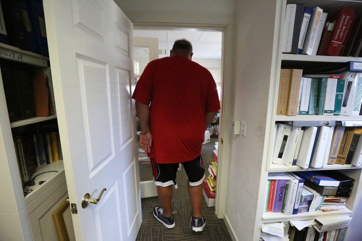 Ex-Seahawk fights team over painkiller handouts that kept him playing ...