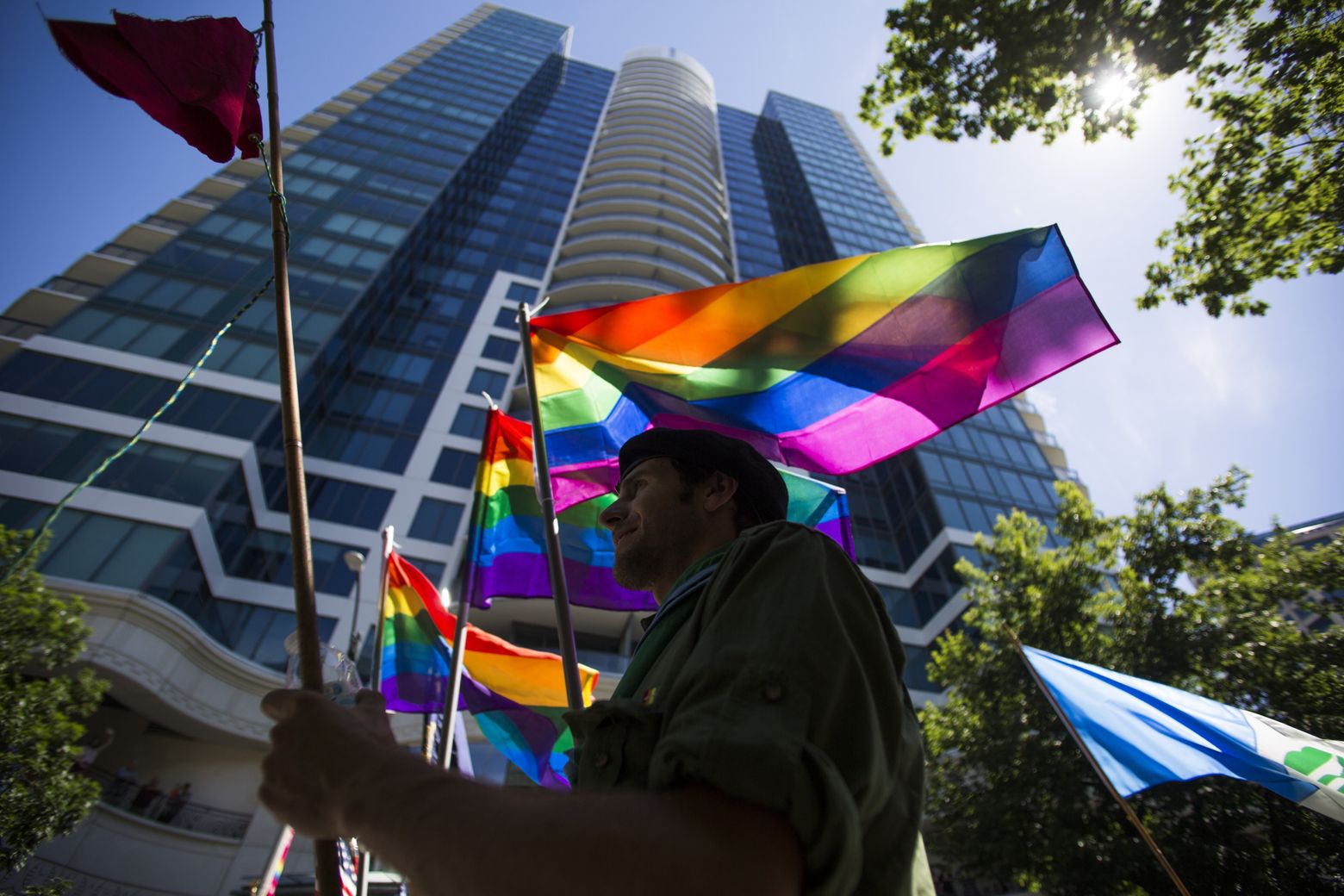 Through the heat, thousands march in 43rd annual Seattle Pride parade ...