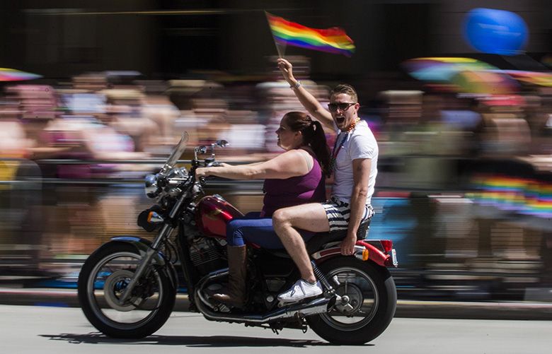 Through the heat, thousands march in 43rd annual Seattle Pride parade ...