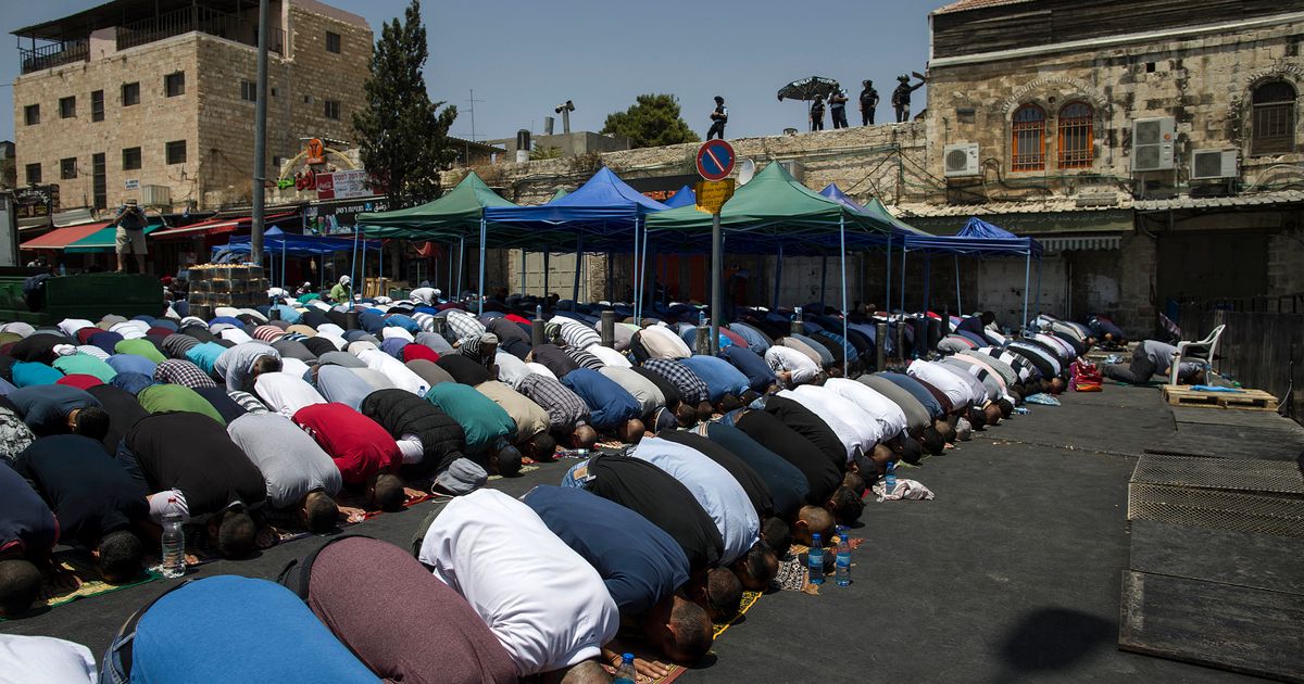 Muslim prayers end peacefully at Jerusalem mosque | The Seattle Times