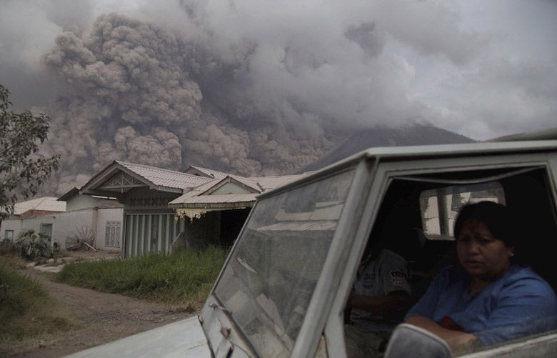 New eruption at Indonesia volcano spreads ash for miles | The Seattle Times