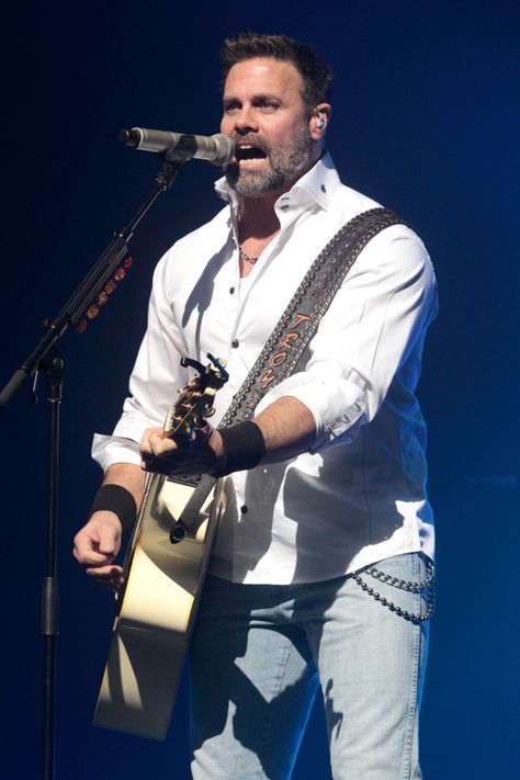 Stars honor country singer Troy Gentry at Opry memorial | The Seattle Times