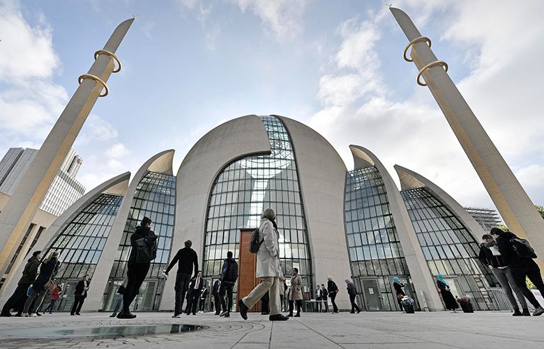 Mosque welcomes visitors in Germany | The Seattle Times
