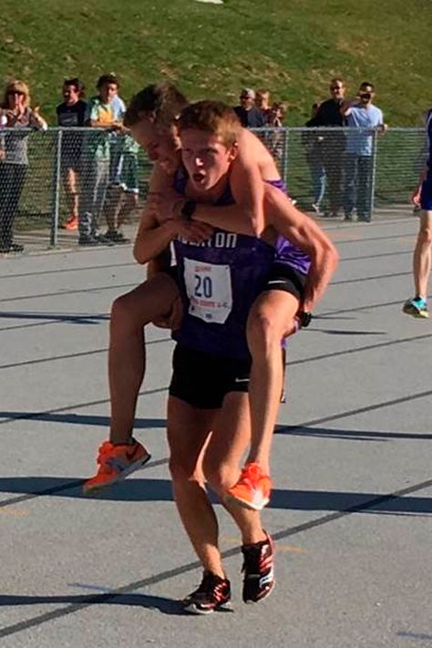 Utah runner carries injured teammate across the finish line | The ...