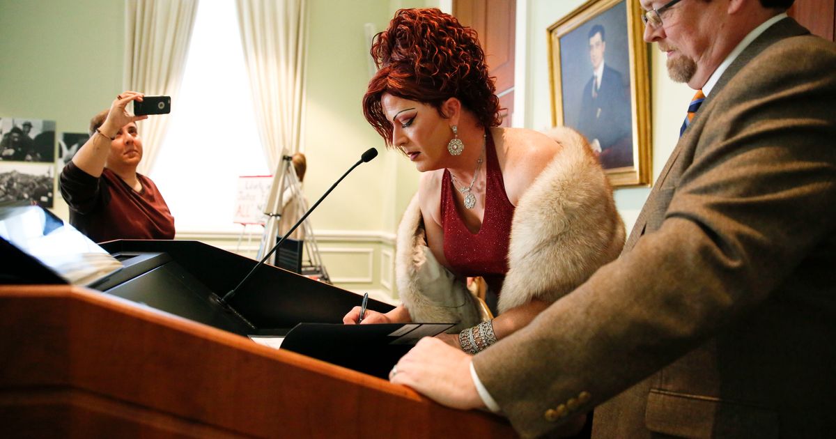 Alabama drag queen donates items from gay marriage fight | The Seattle ...