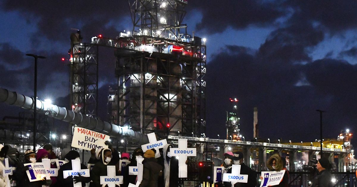Residents protest Detroit refinery over pollution concerns | The ...