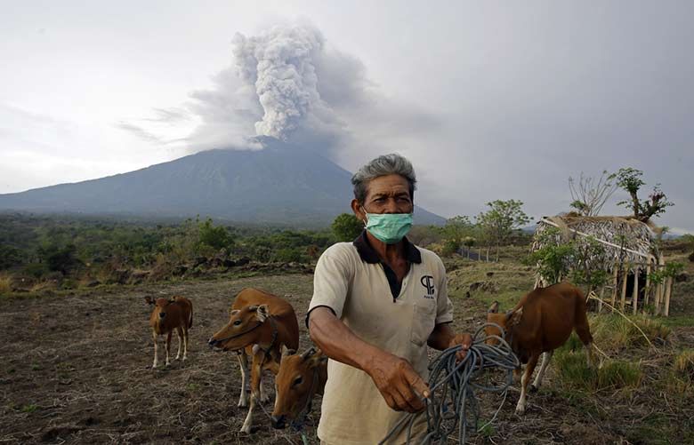 Bali volcano ash drifts 4.7 miles high, airport shut 3rd day | The ...
