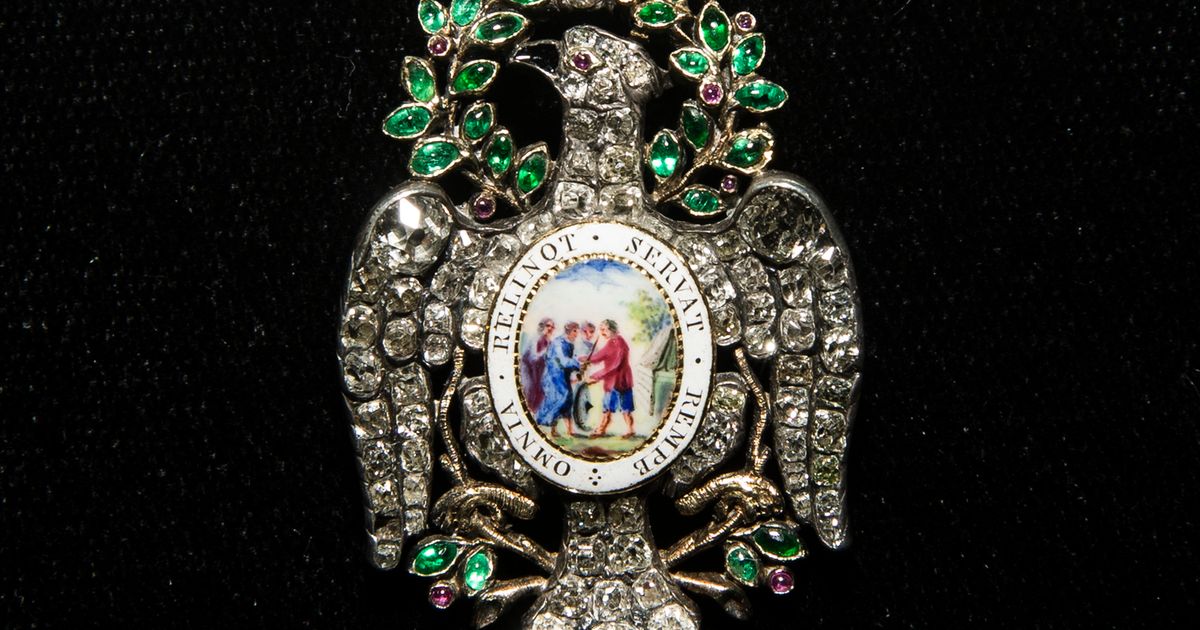 Washington’s bejeweled ‘Diamond Eagle’ medal on display | The Seattle Times