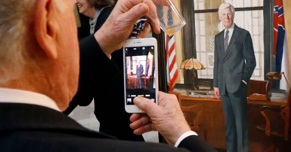 Mississippi unveils portrait of former Gov. Bill Allain | The Seattle Times