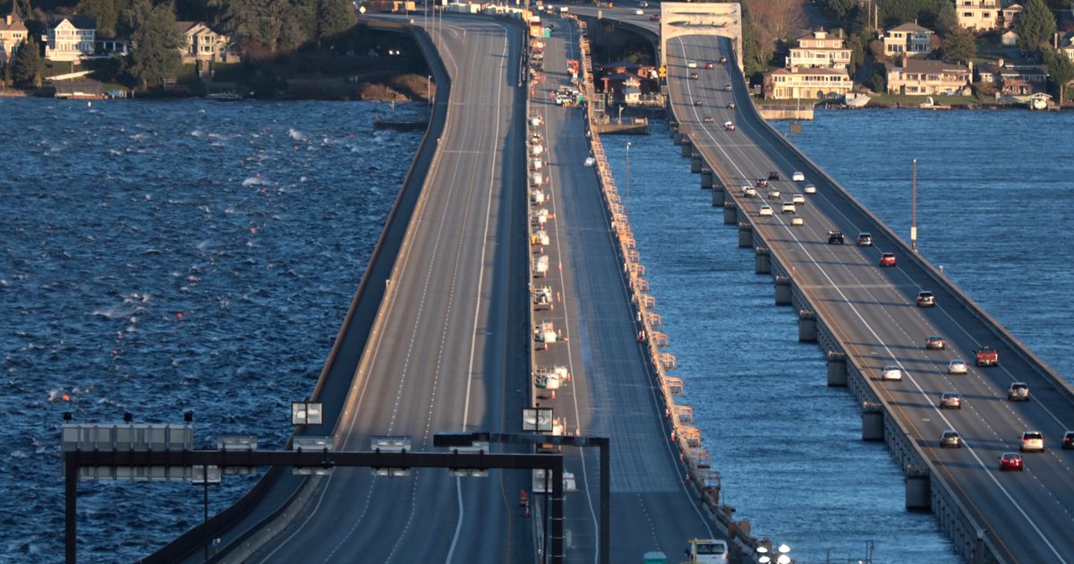 Wind and waves close westbound I-90 lanes | The Seattle Times