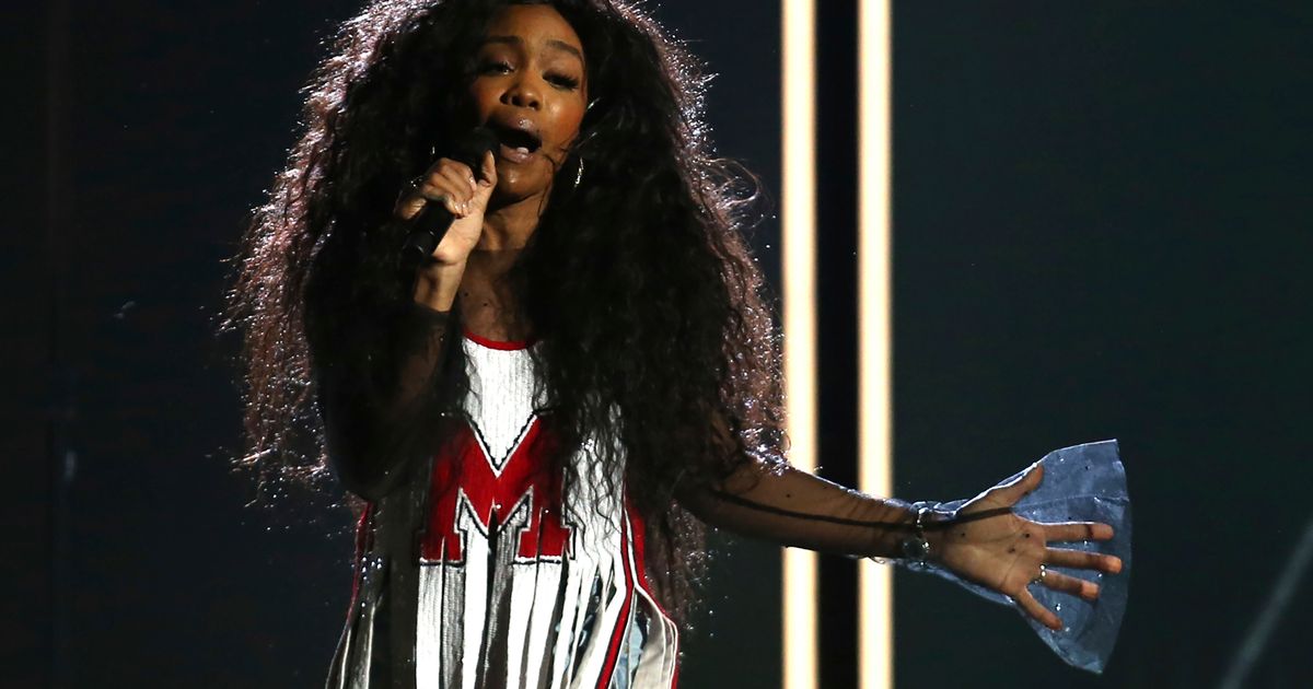 With torn ligament, SZA powers through performance | The Seattle Times