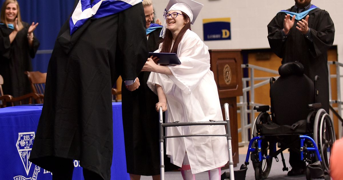 Teen with cerebral palsy stuns mom by walking at graduation | The ...