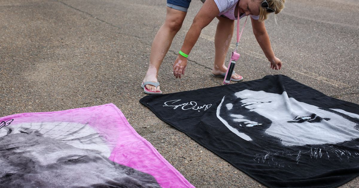 Fans walk silently, solemnly past Elvis’ grave during vigil | The ...