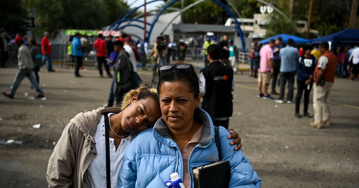 Facing months-long wait, some migrants go back | The Seattle Times