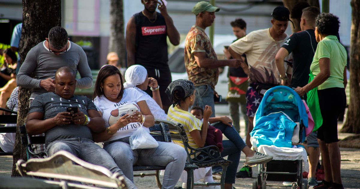 Internet access via mobile phones starts for all Cubans | The Seattle Times