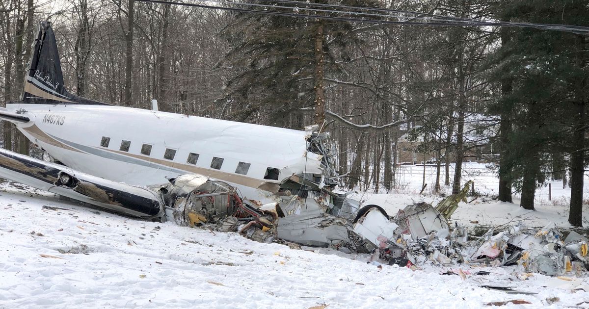 Plane crashes into front yard of rural Ohio home; 2 dead | The Seattle ...