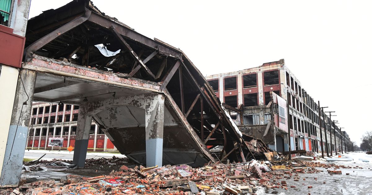 Packard pedestrian bridge collapses onto Detroit boulevard | The ...