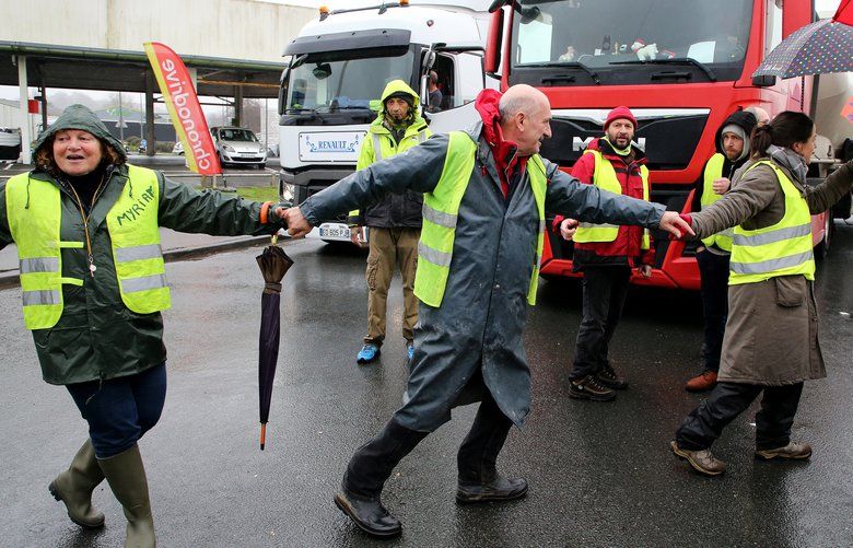 France’s yellow vest protesters join union march, a first | The Seattle ...