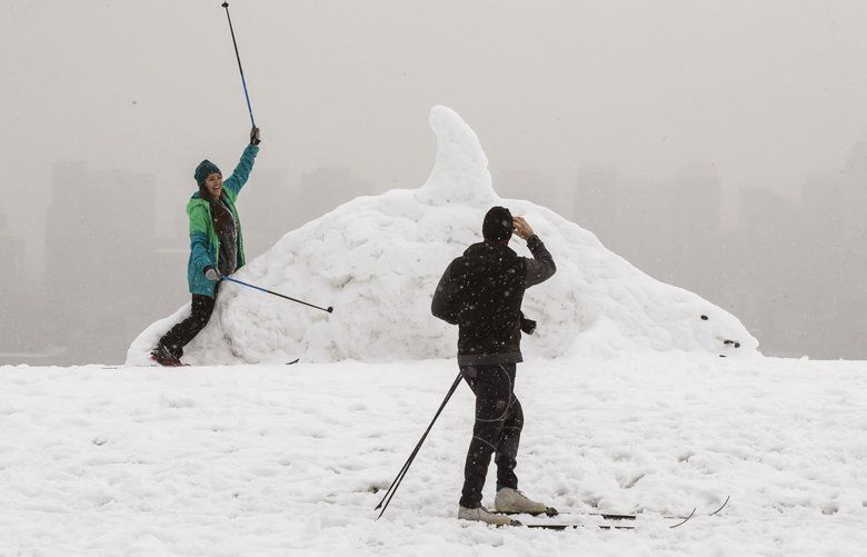 Photo gallery: Another snowy Monday in Seattle | The Seattle Times