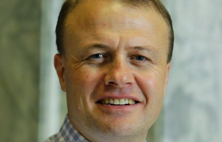 Tim Eyman, accused of stealing office chair, films himself bringing it ...