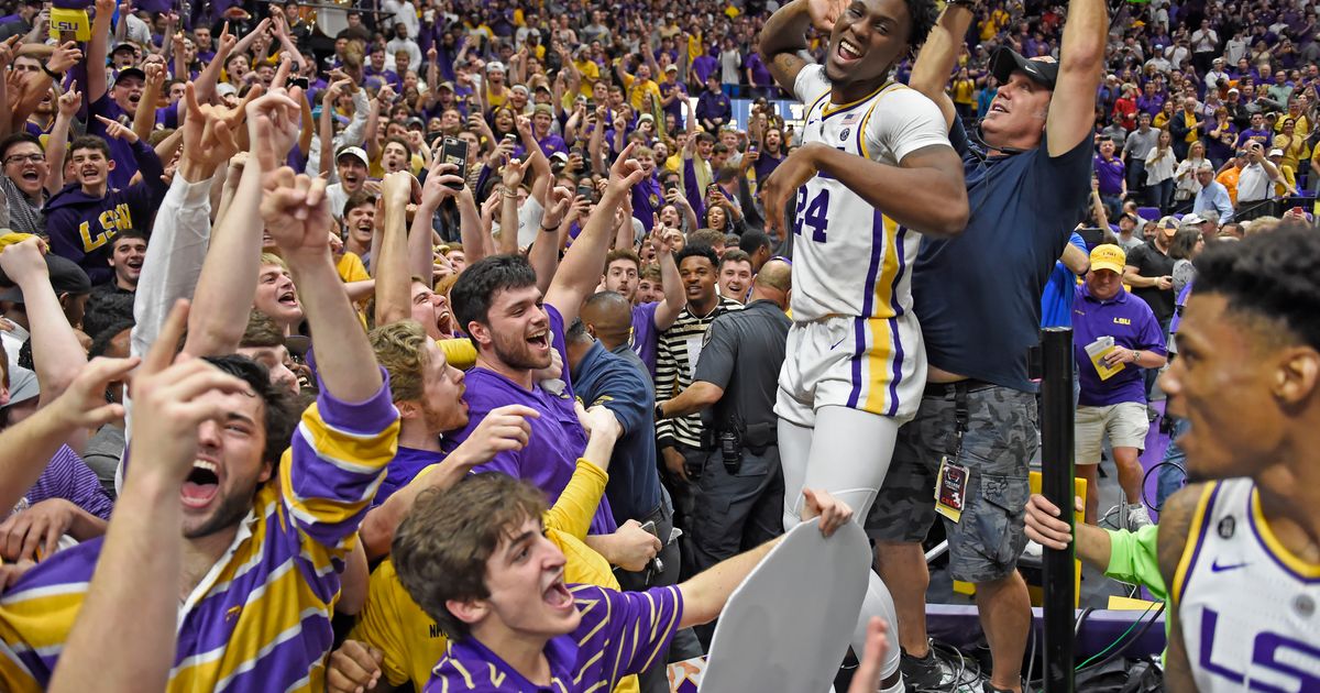 SEC ref explains photo of himself posing with LSU T-shirt | The Seattle ...