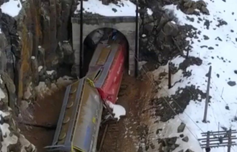 Union questions response to derailment, chemical fire that closed ...