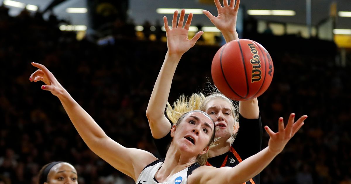 Iowa holds off pesky Mercer 66-61 | The Seattle Times