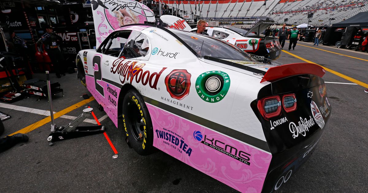 Dolly Parton makes NASCAR debut as sponsor at Bristol | The Seattle Times