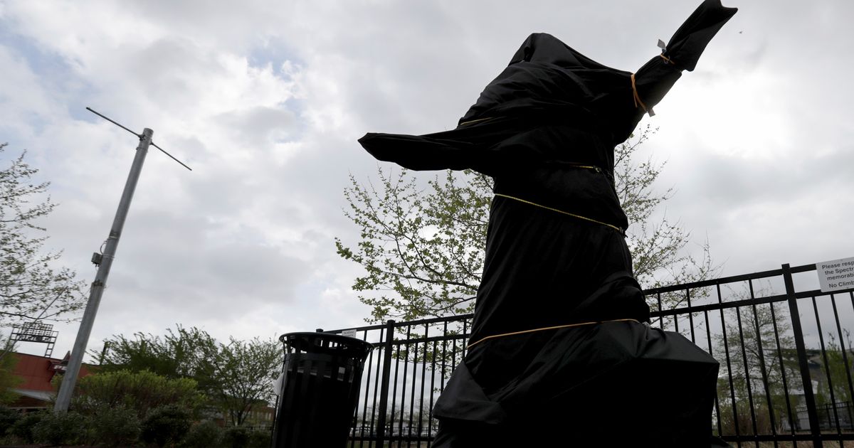 Flyers remove statue of late singer Kate Smith | The Seattle Times