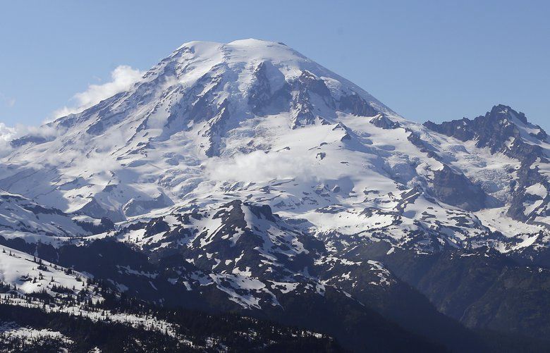 4 climbers stranded on treacherous Mount Rainier route, heavy snow ...