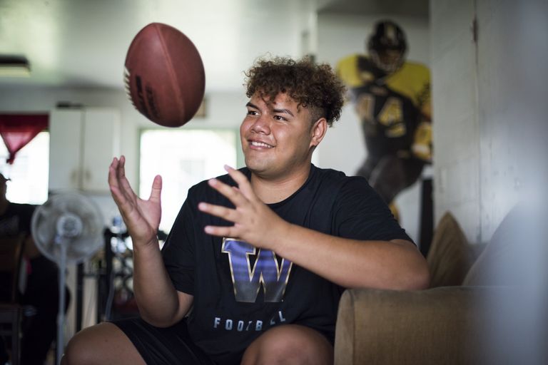 UW Huskies defensive tackle Faatui Tuitele remains undaunted — despite ...