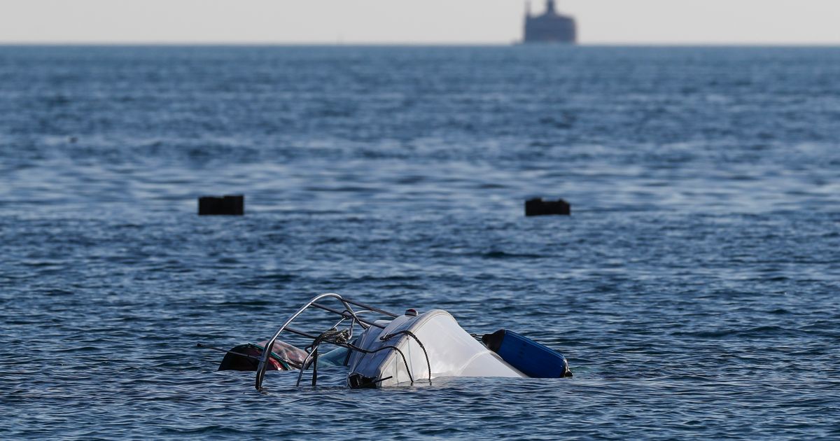 1 dead after sailboat capsizes along Chicago shoreline | The Seattle Times