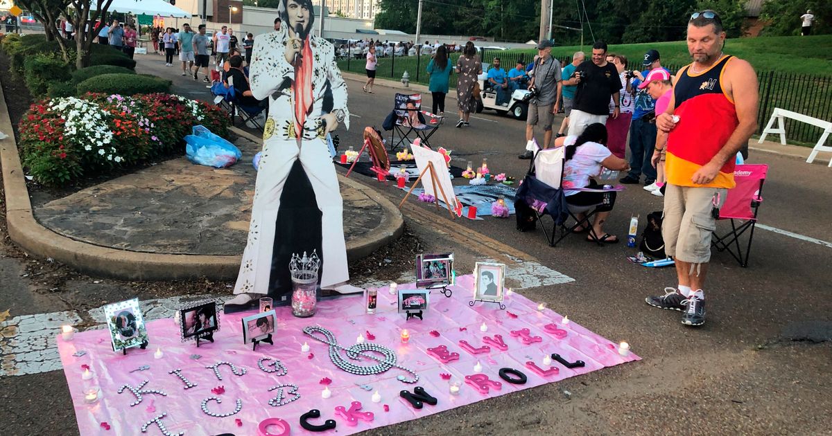 Elvis admirers remember his death 42 years ago with vigil | The Seattle ...